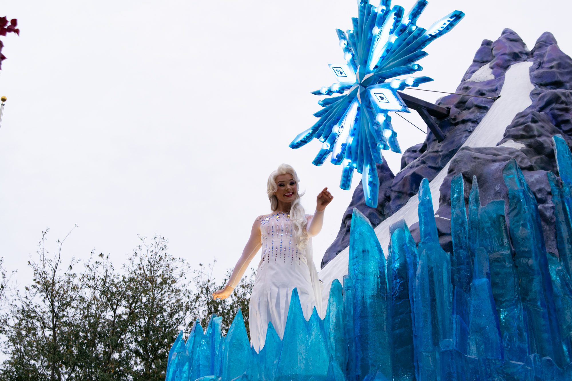 ディズニーランド新パレード「Magic Happens」スタート｜あとなびマガジン