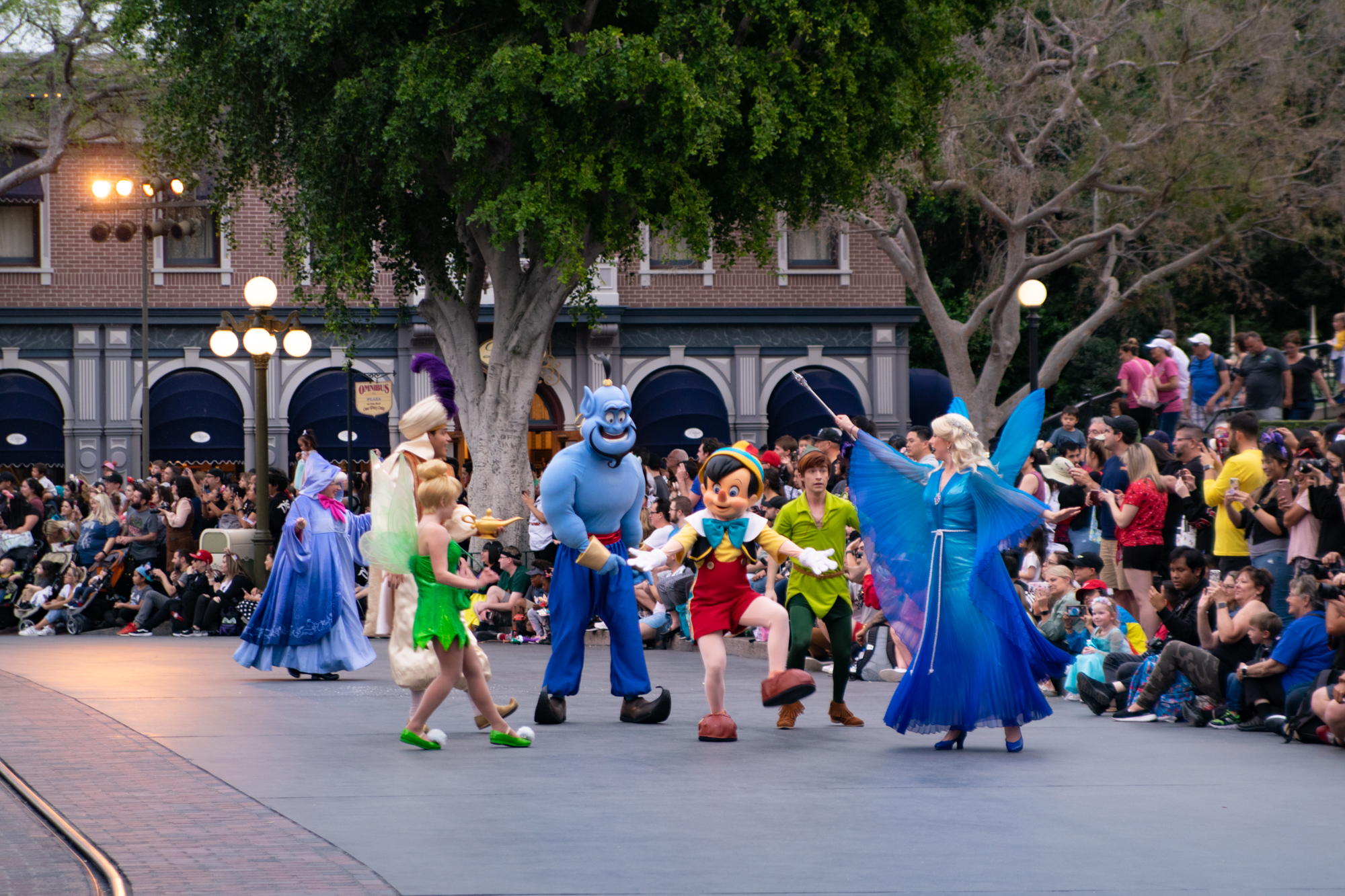 ディズニーランド新パレード「Magic Happens」スタート｜あとなびマガジン