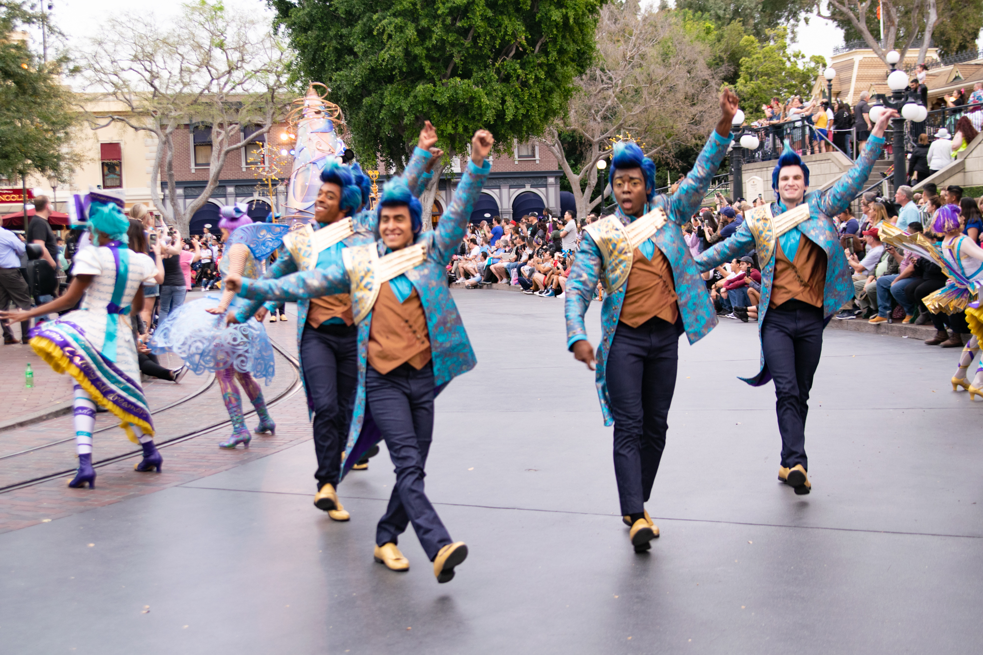 オープニングはミッキー：ディズニーランド新パレード「Magic Happens」ユニット1｜あとなびマガジン