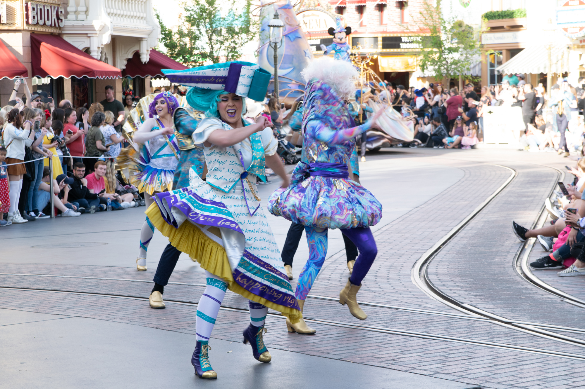 オープニングはミッキー：ディズニーランド新パレード「Magic Happens」ユニット1｜あとなびマガジン