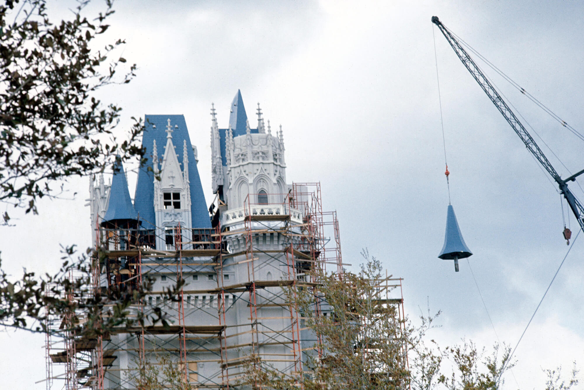 【写真】1970-Cinderella-Castle-Construction-2｜あとなびマガジン