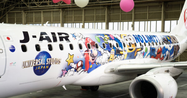 【写真】USJキャラクターが飛行機に 特別塗装機「JAL×ユニバーサル・スタジオ・ジャパン ジェット」国内線に就航｜あとなびマガジン