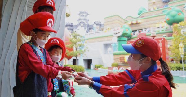 【写真】USJ「スーパー・ニンテンドー・ワールド」開業1周年 “1UP”アニバーサリーセレモニー開催 レアシール配布も｜あとなびマガジン