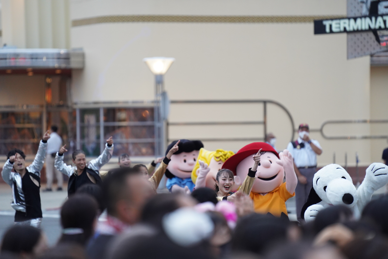 【写真】USJ、75名の特別ショー 大阪・関西万博1000日前スペシャルパフォーマンス公演｜あとなびマガジン