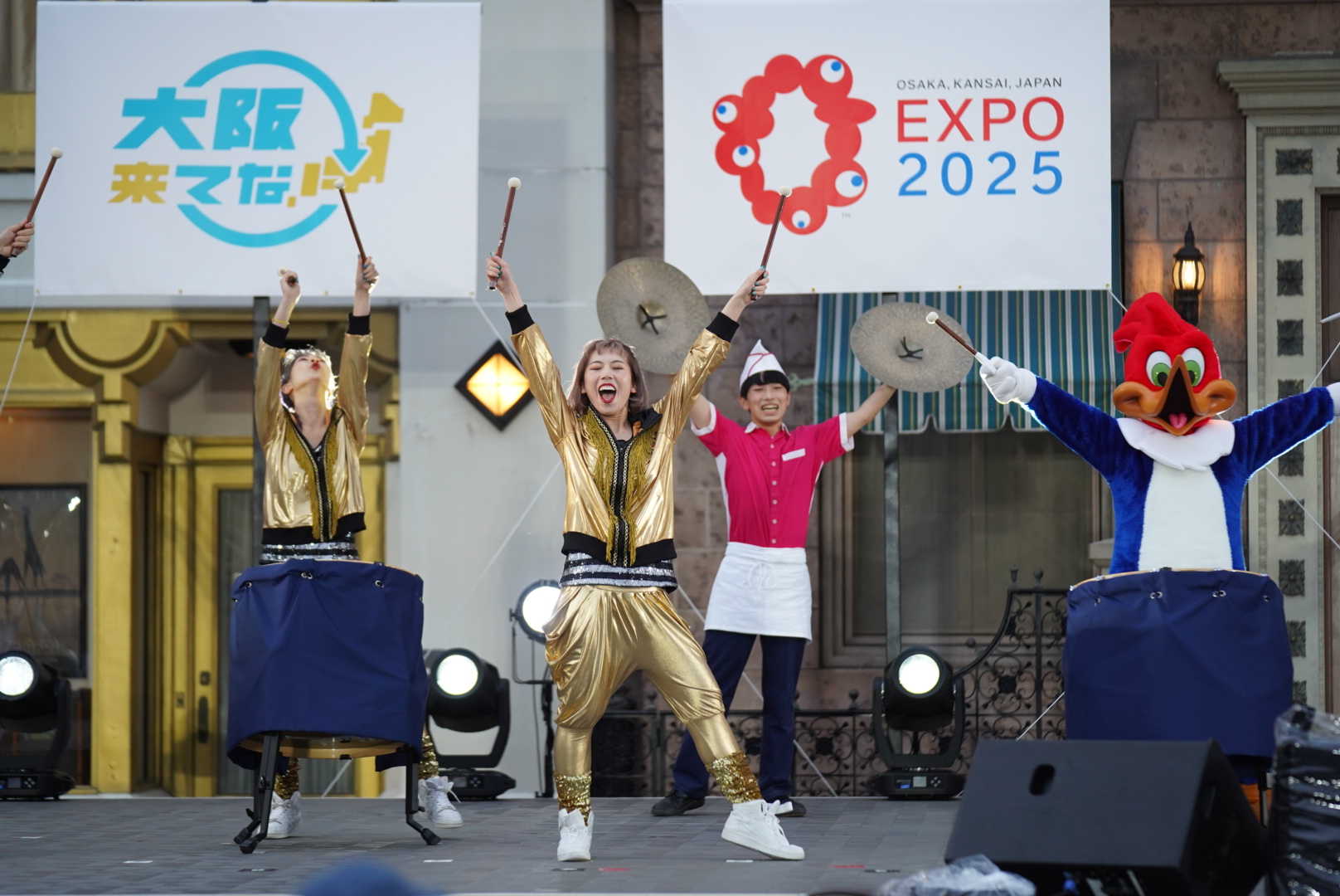 【写真】USJ、75名の特別ショー 大阪・関西万博1000日前スペシャルパフォーマンス公演｜あとなびマガジン