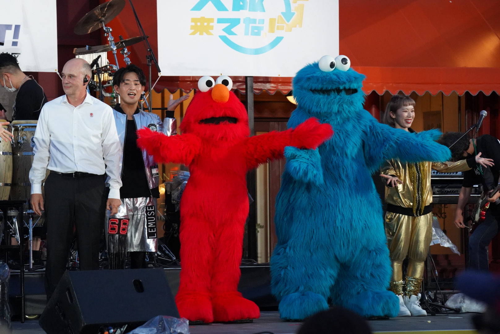 【写真】USJ、75名の特別ショー 大阪・関西万博1000日前スペシャルパフォーマンス公演｜あとなびマガジン