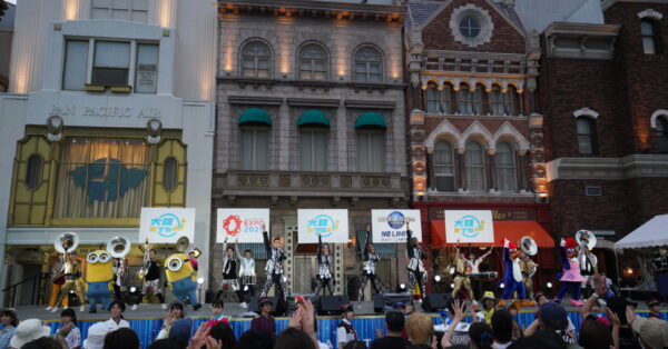 【写真】USJ、75名の特別ショー 大阪・関西万博1000日前スペシャルパフォーマンス公演｜あとなびマガジン