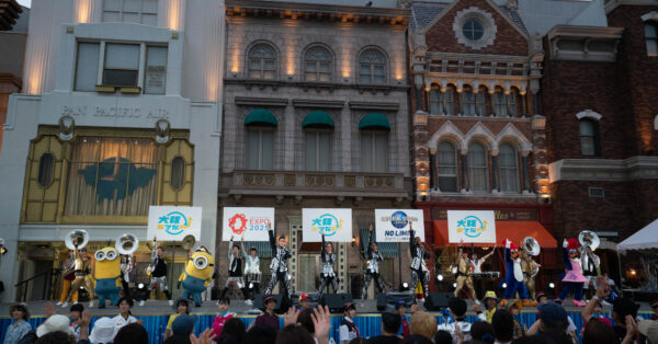 【写真】USJ、75名の特別ショー 大阪・関西万博1000日前スペシャルパフォーマンス公演｜あとなびマガジン