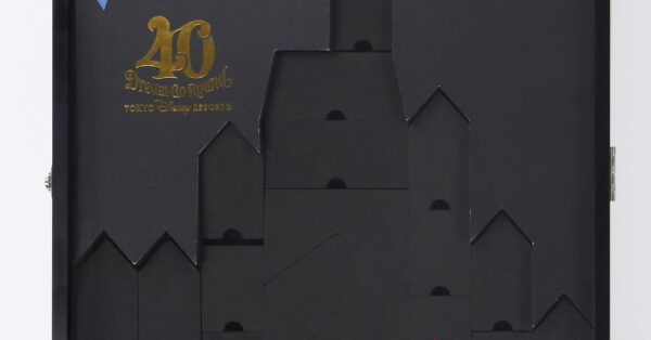 【写真】TDR歴代アニバーサリーの思い出を3ヶ月連続でコレクション「ショーケース・オブ・ドリームス」発売｜あとなびマガジン