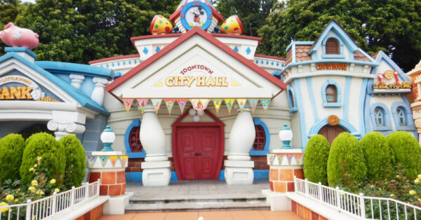 【写真】Tシャツにも着けられるTDR40周年「ドリームガーランド」活用法｜あとなびマガジン