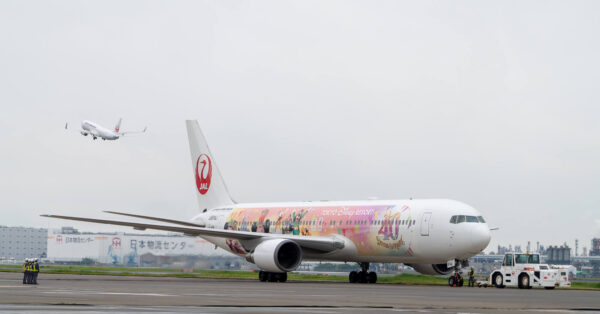 【写真】JAL東京ディズニーリゾート40周年ラッピング飛行機 就航セレモニーを開催｜あとなびマガジン