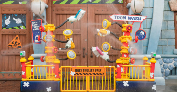 【写真】グーフィーがトゥーンタウンをびしょ濡れに TDR40周年の水かけアトラクション＆エリアが登場｜あとなびマガジン