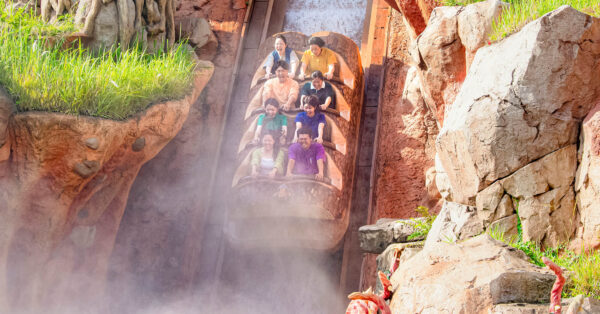 【写真】グーフィーがトゥーンタウンをびしょ濡れに TDR40周年の水かけアトラクション＆エリアが登場｜あとなびマガジン