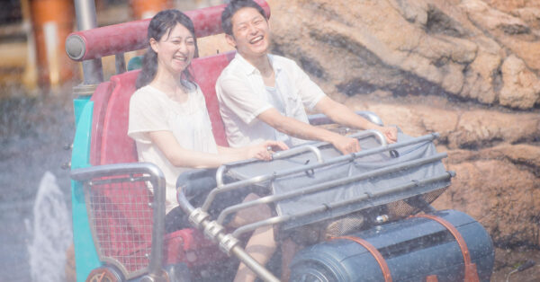 【写真】グーフィーがトゥーンタウンをびしょ濡れに TDR40周年の水かけアトラクション＆エリアが登場｜あとなびマガジン