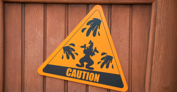 【写真】グーフィーがトゥーンタウンをびしょ濡れに TDR40周年の水かけアトラクション＆エリアが登場｜あとなびマガジン