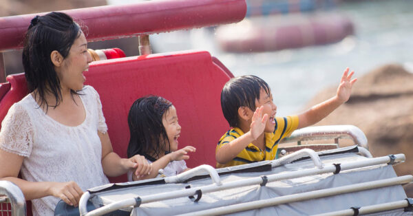 【写真】グーフィーがトゥーンタウンをびしょ濡れに TDR40周年の水かけアトラクション＆エリアが登場｜あとなびマガジン