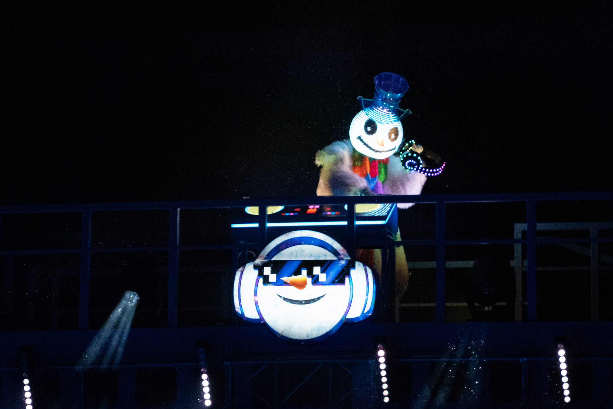 【写真】クリスマスをDJパーティで盛り上げる USJ新ショー「フロスティーズ・エレクトリック・スノー・パーティ」スタート｜あとなびマガジン