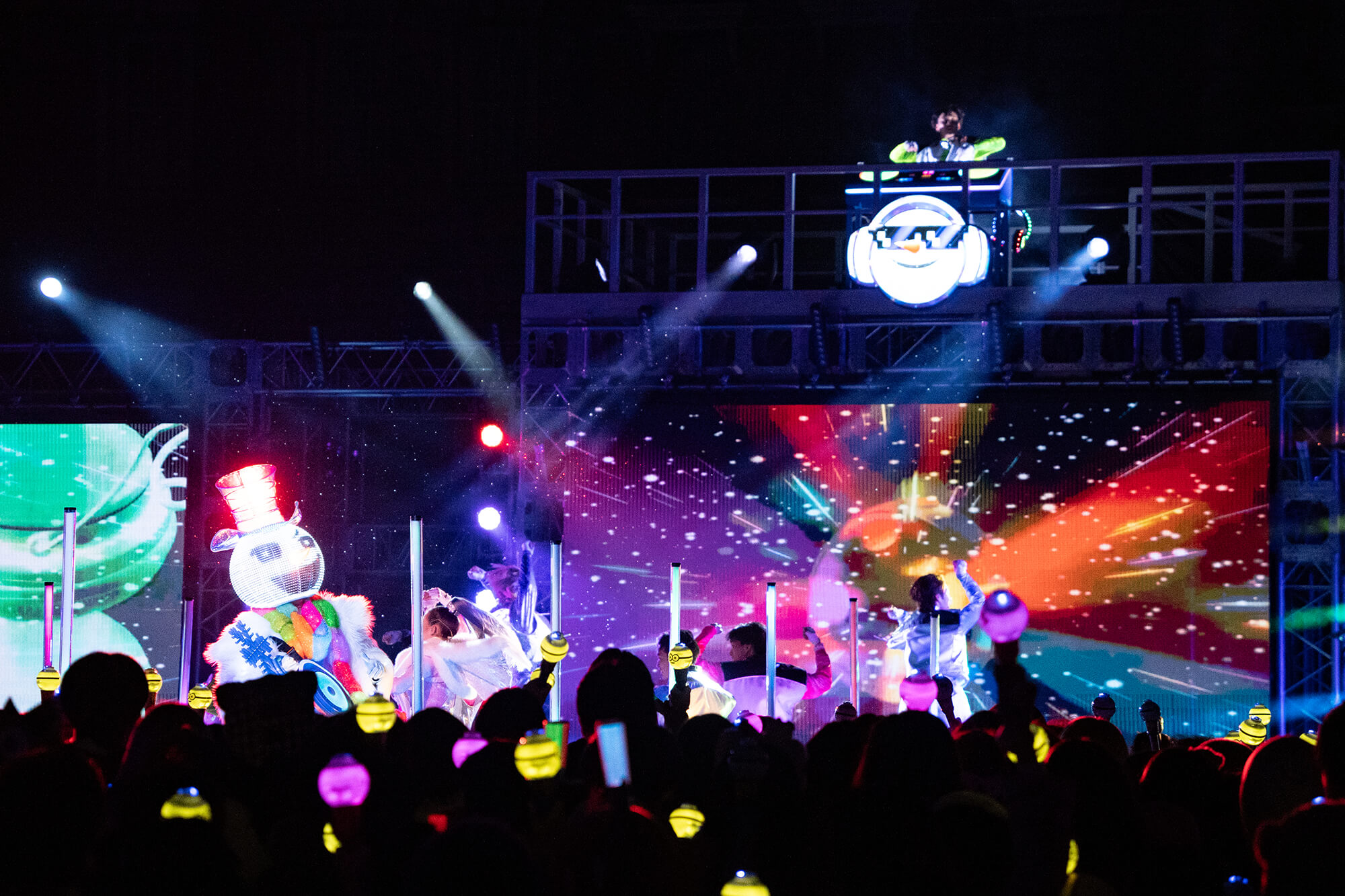 【写真】クリスマスをDJパーティで盛り上げる USJ新ショー「フロスティーズ・エレクトリック・スノー・パーティ」スタート｜あとなびマガジン
