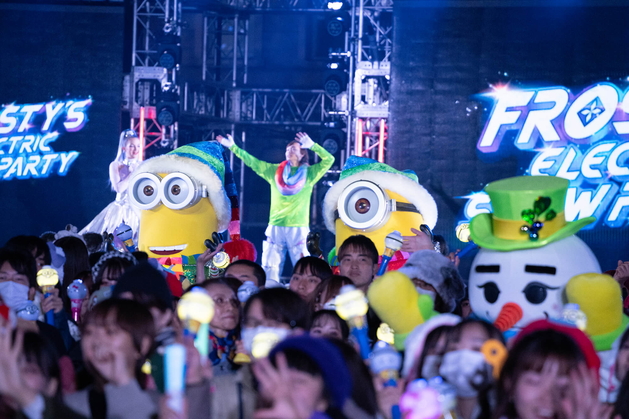 クリスマスをDJパーティで盛り上げる USJ新ショー「フロスティーズ・エレクトリック・スノー・パーティ」スタート｜あとなびマガジン