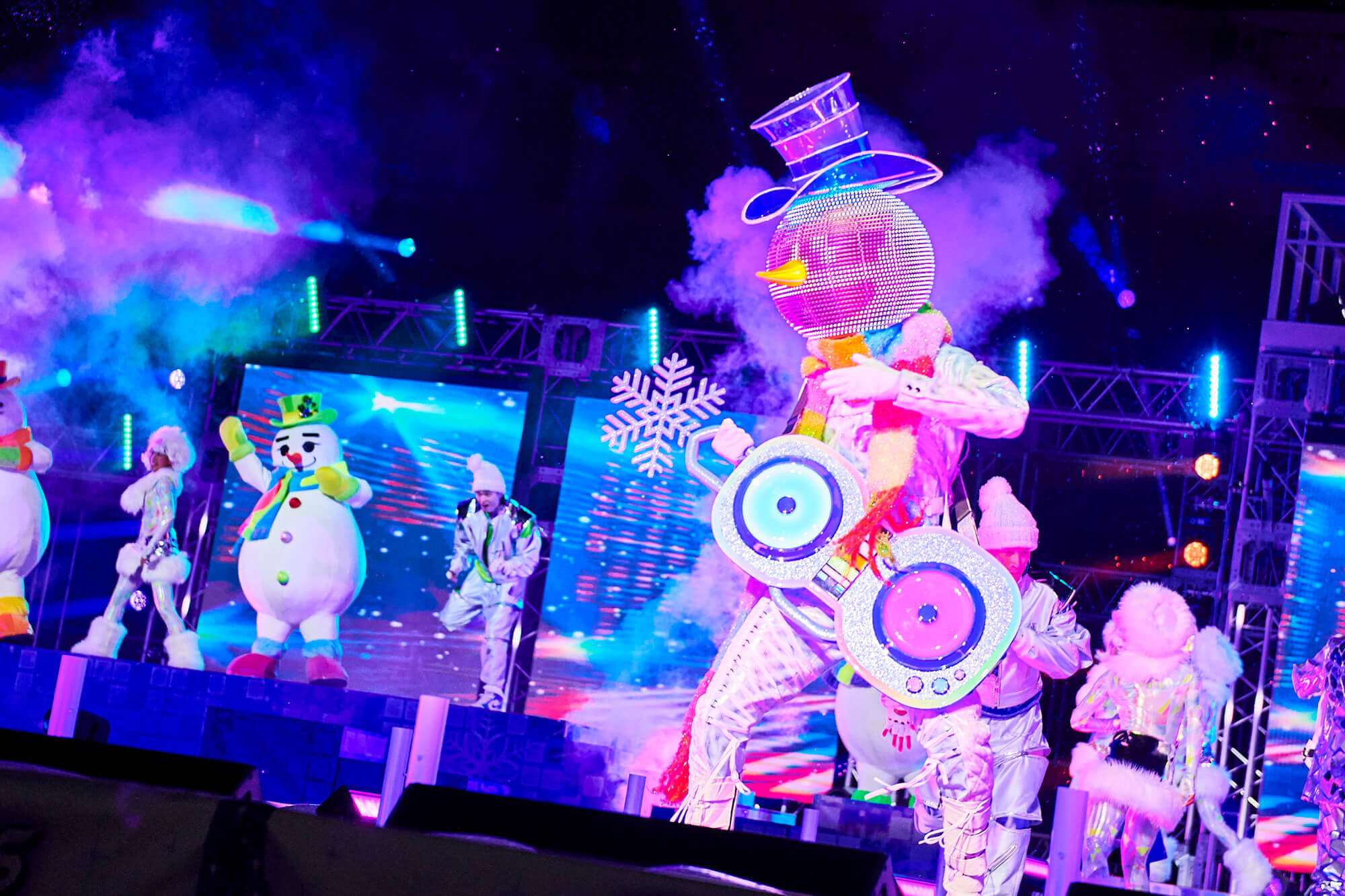クリスマスをDJパーティで盛り上げる USJ新ショー「フロスティーズ・エレクトリック・スノー・パーティ」スタート｜あとなびマガジン