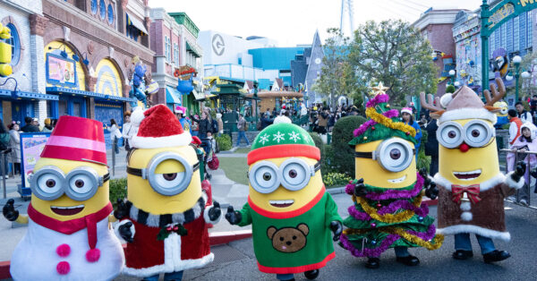 【写真】昼も夜もUSJクリスマス衣装のキャラクターショー＆グリーティング｜あとなびマガジン