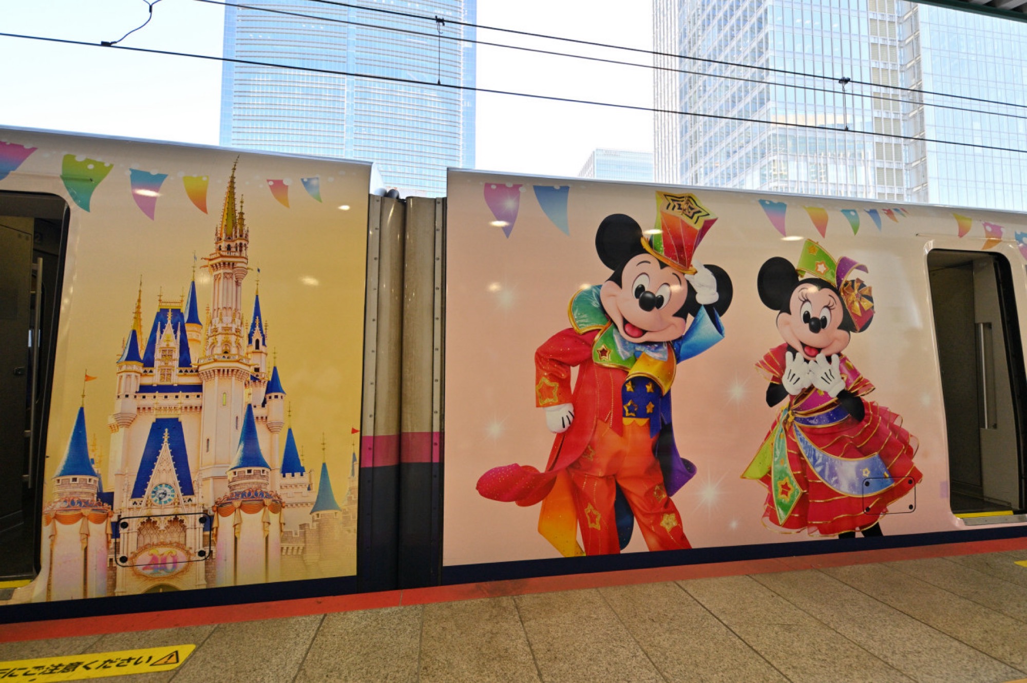 ドナパルがパワーアップ 東京ディズニーランド「ドナルドのクワッキー・ダック！ダック！ダックシティ！」開催｜あとなびマガジン