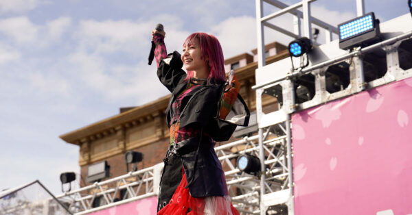 【写真】LiSA「鬼滅の刃 XRライド」初乗車 USJユニ春！ライブに出演｜あとなびマガジン
