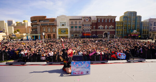 【写真】LiSA「鬼滅の刃 XRライド」初乗車 USJユニ春！ライブに出演｜あとなびマガジン