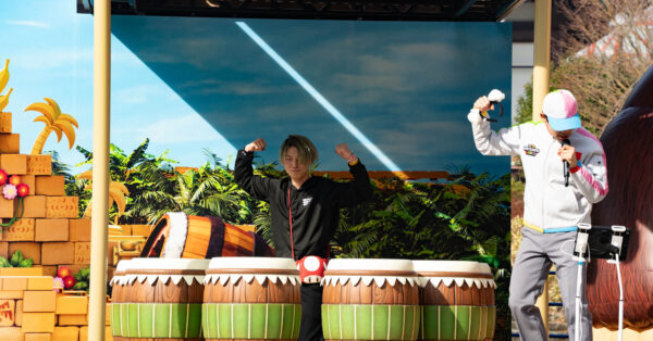 【写真】HIKAKINが「USJ公認クリエイター」再就任 山之内すずとドンキーコングのコンガ体験｜あとなびマガジン