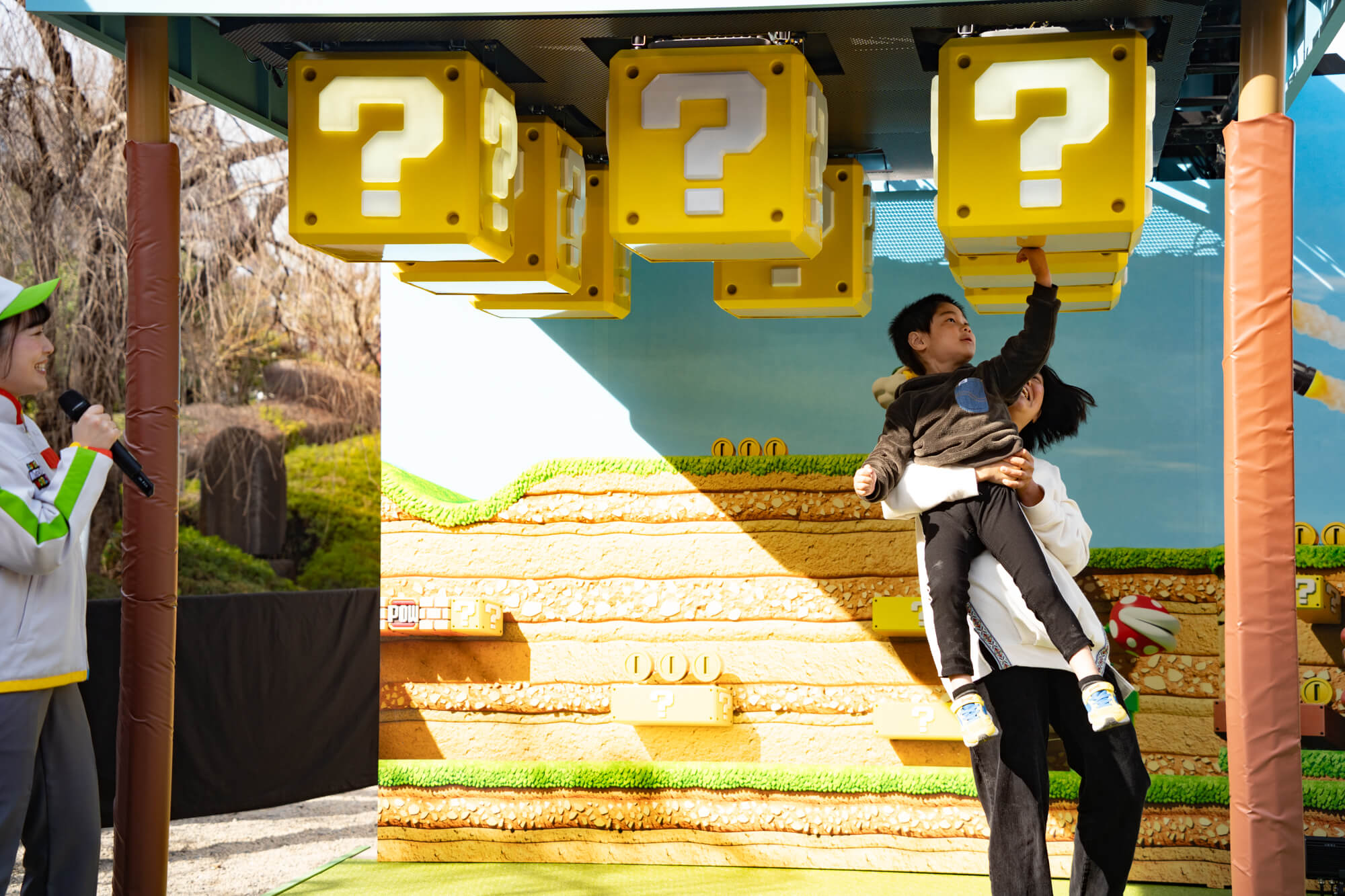 【写真】HIKAKINがUSJ「ドンキーコング・カントリー」を最速紹介 アトラクション新映像やエリア内ショップ＆フードを公開｜あとなびマガジン