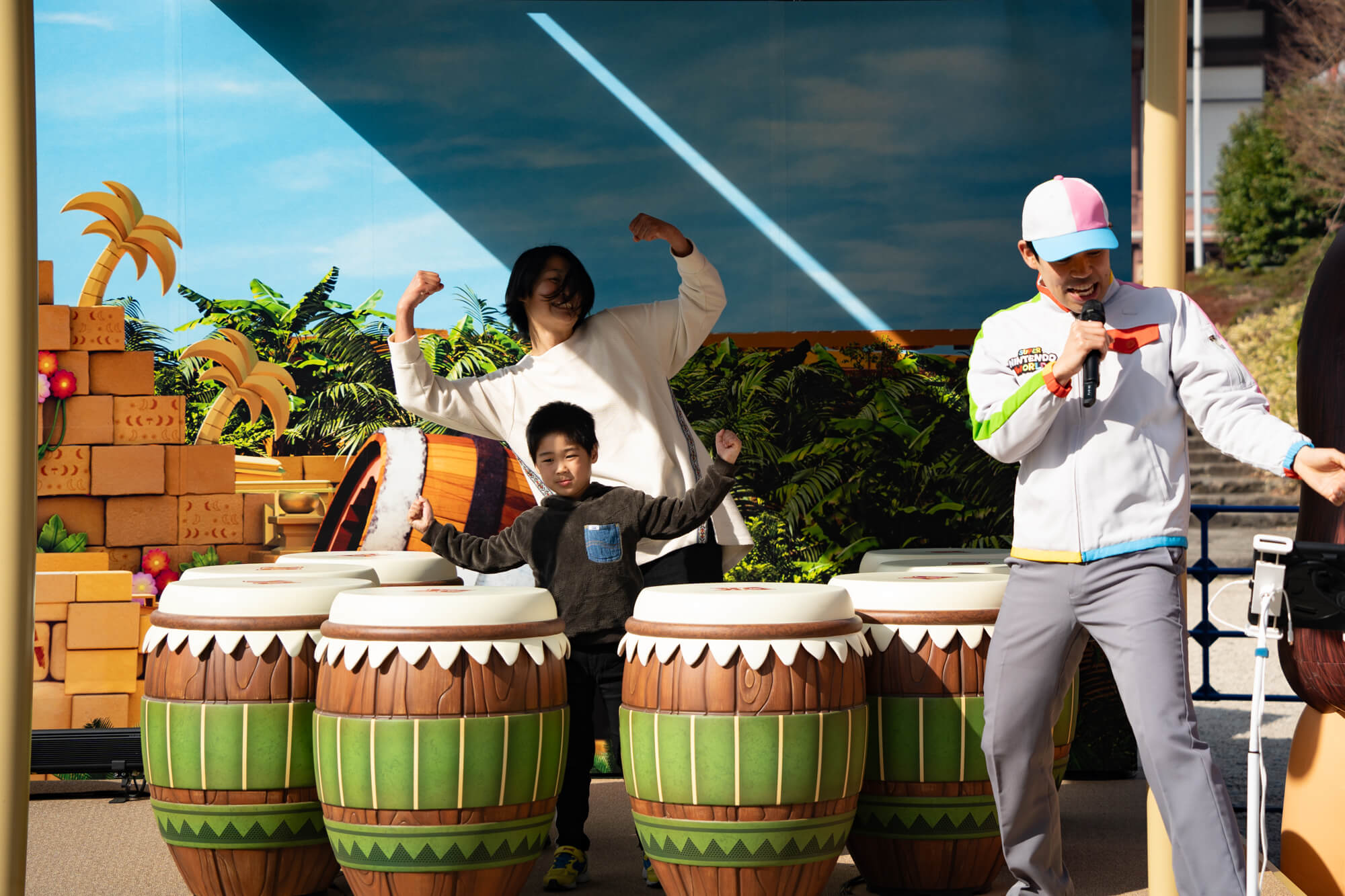 【写真】HIKAKINがUSJ「ドンキーコング・カントリー」を最速紹介 アトラクション新映像やエリア内ショップ＆フードを公開｜あとなびマガジン