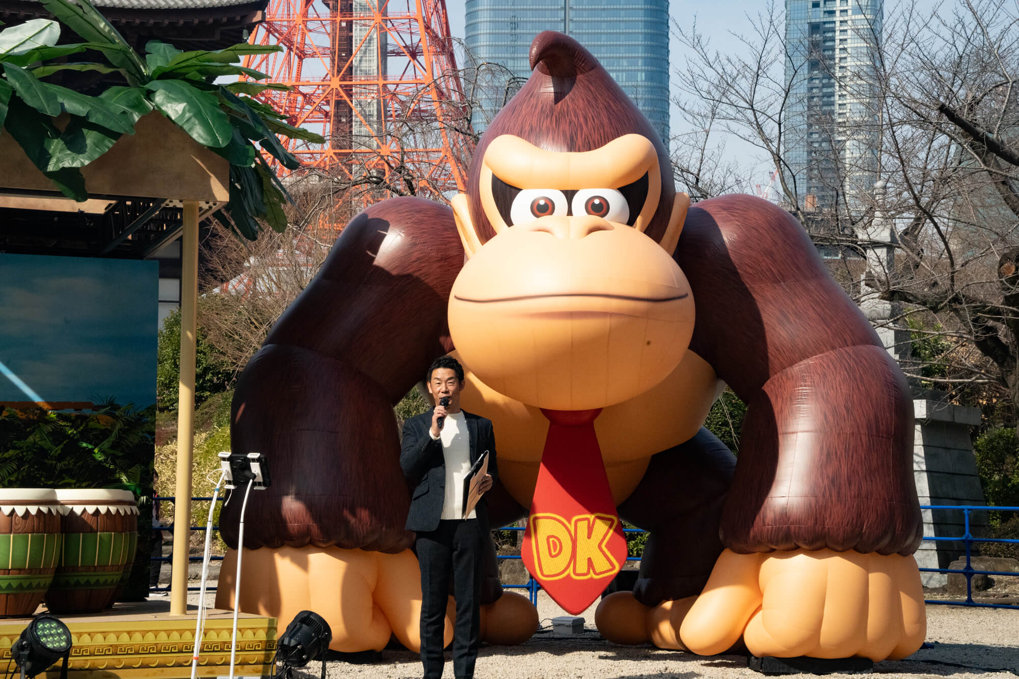 【写真】HIKAKINがUSJ「ドンキーコング・カントリー」を最速紹介 アトラクション新映像やエリア内ショップ＆フードを公開｜あとなびマガジン