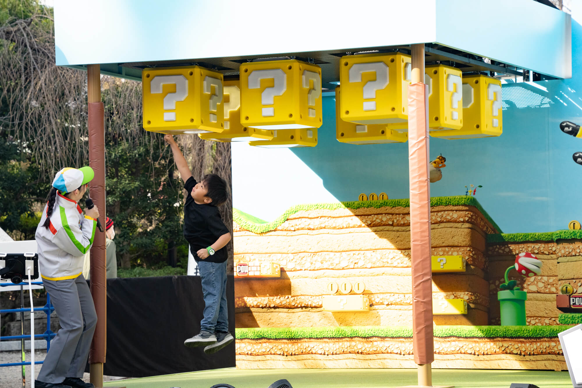 【写真】HIKAKINがUSJ「ドンキーコング・カントリー」を最速紹介 アトラクション新映像やエリア内ショップ＆フードを公開｜あとなびマガジン