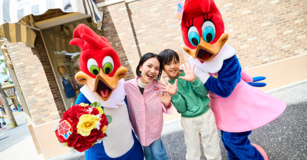 【写真】エルモたちが花束を持ってグリーティング USJ「Thanks Love Month 2024」スタート｜あとなびマガジン