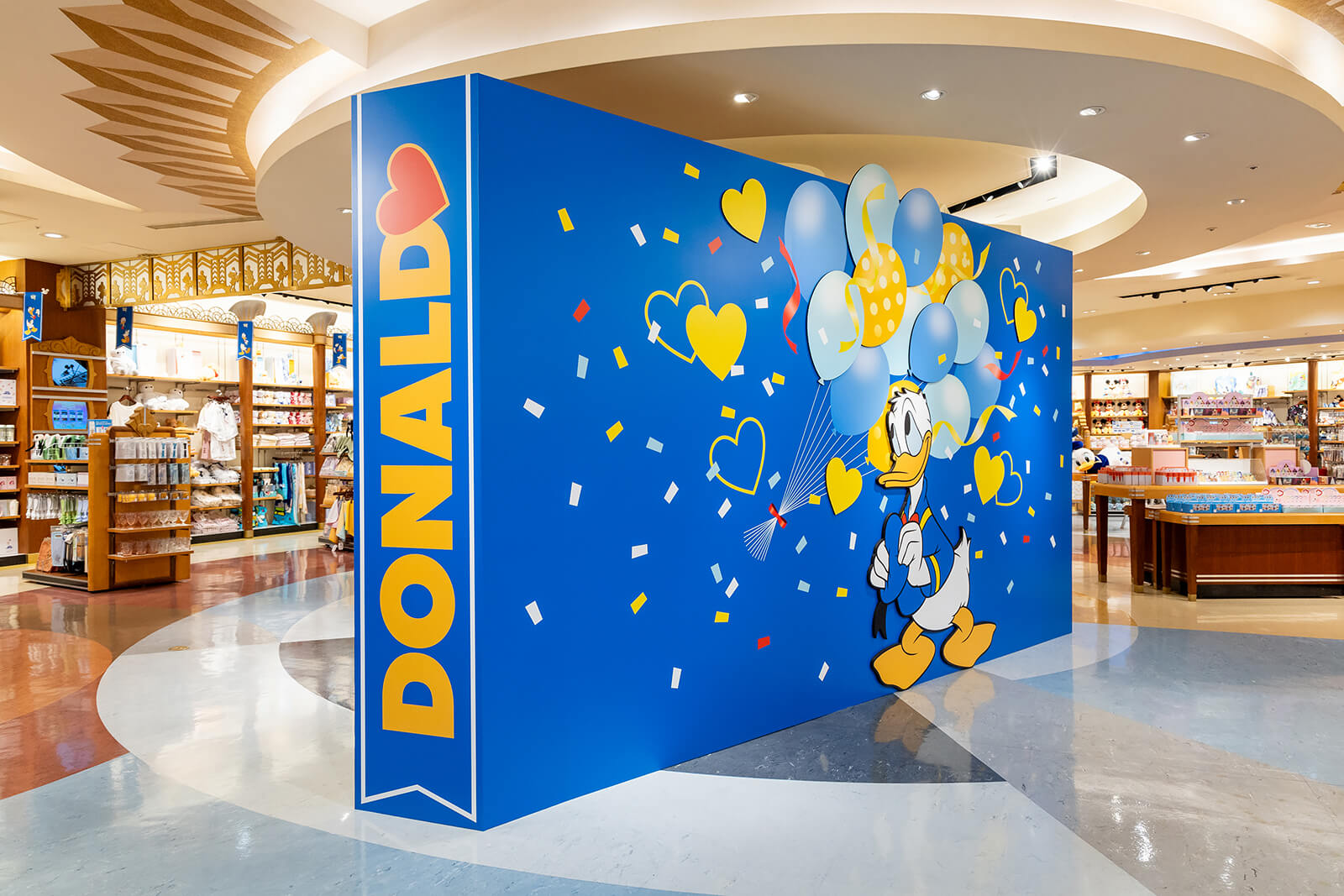 【写真】ドナルド90周年アニバーサリー 誕生日デコレーションがTDRディズニーストアに登場｜あとなびマガジン