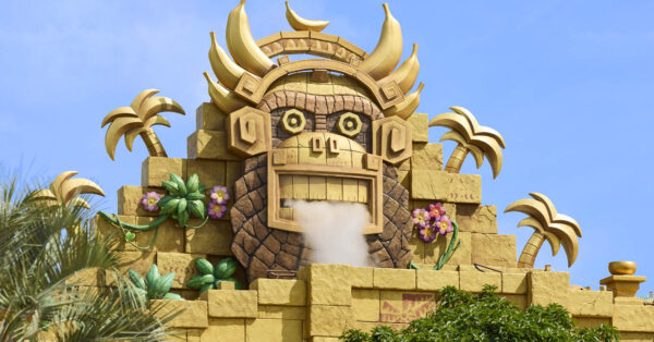 HIKAKINがUSJ「ドンキーコング・カントリー」を最速紹介 アトラクション新映像やエリア内ショップ＆フードを公開｜あとなびマガジン