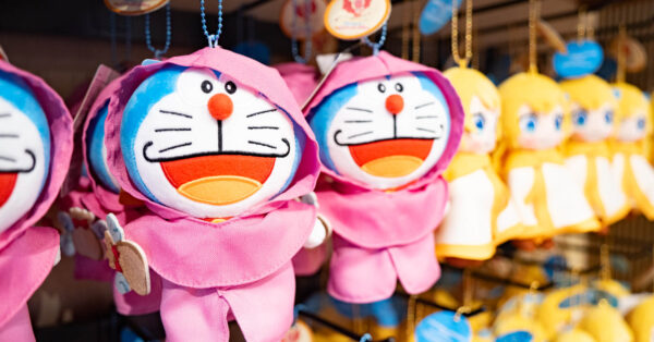 【写真】ドラえもんの顔が筆箱になった USJ限定ドラえもんペンケース｜あとなびマガジン