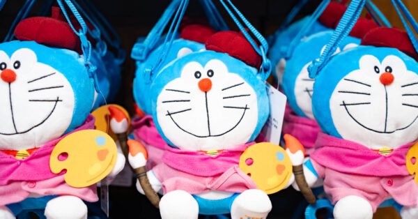 【写真】ドラえもんの顔が筆箱になった USJ限定ドラえもんペンケース｜あとなびマガジン