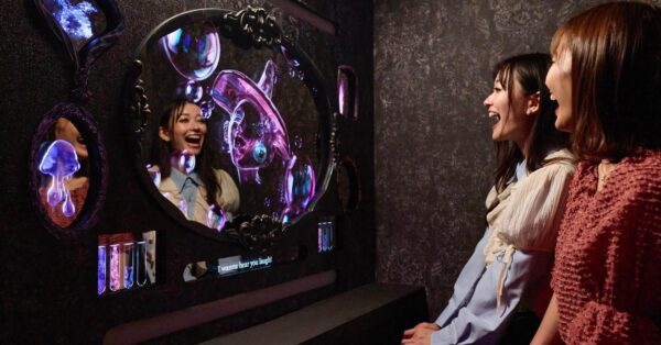 KATEがUSJホラー・ナイトと初のアトラクション共創「18番地の魔女 ～感情と戯れる魔女の館～」｜あとなびマガジン