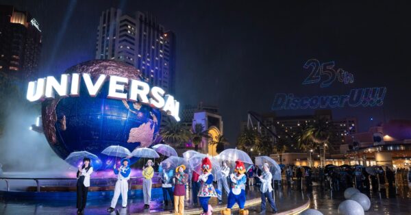 【写真】USJ25周年がスタート パレードキャラとゲスト俳優がダンスで開幕｜あとなびマガジン